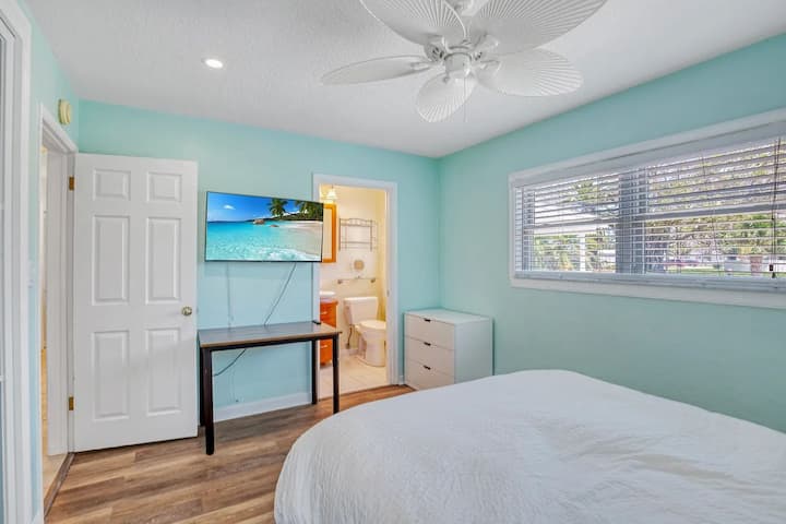 Cozy Beach Walk Home 3br 2ba + Priv Yard + Smarttv - St. Pete Beach, FL