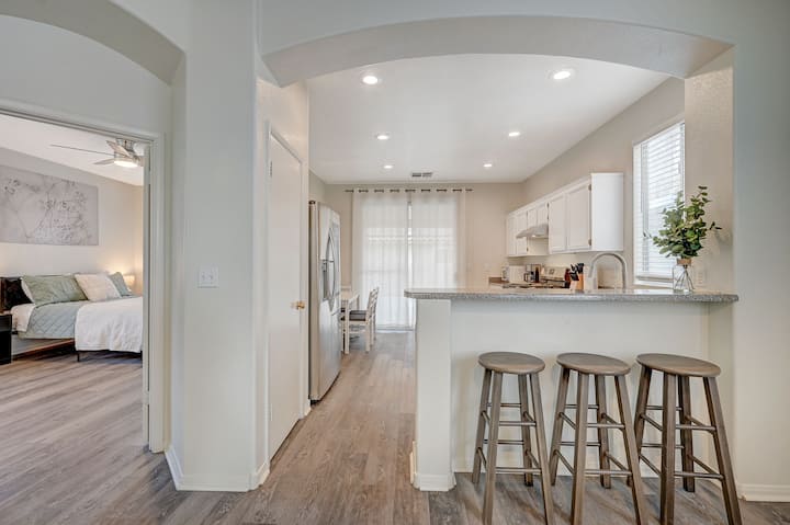 Whispering Elm * 3 Br + Loft * Oversized Driveway -