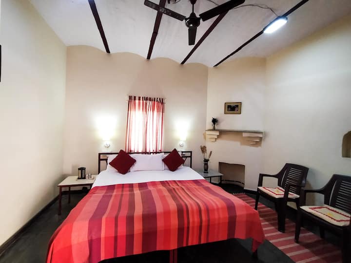 Non Ac Room In Garli Naurang Yatri Niwas - Chintpurni