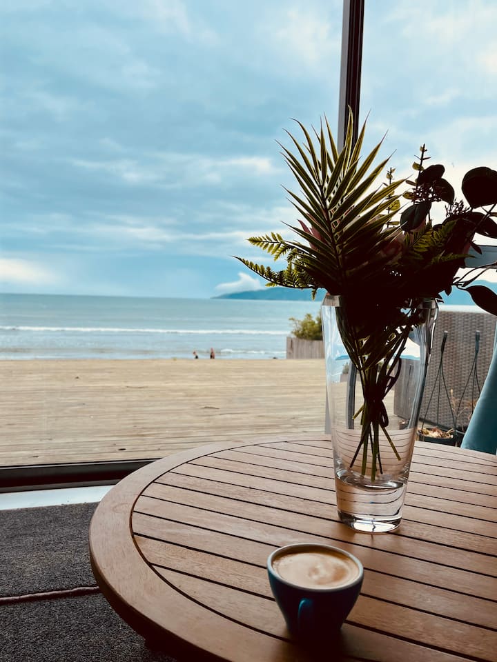 Walk Out The Door Onto The Beach - Dog Friendly - Paraparaumu