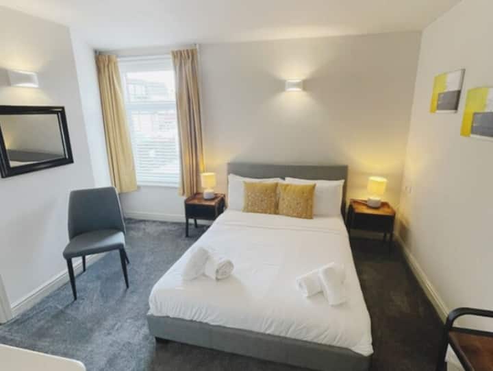 Deluxe Double Room | Oyo The Croppers Arms - Huddersfield