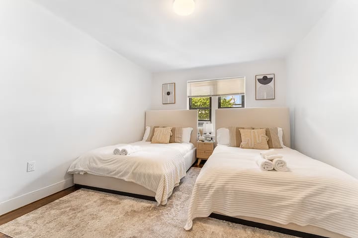Merged 2 Units – A Spacious 2br Perfect For Groups - Brooklyn, NY