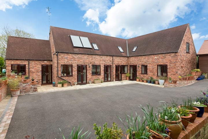 Unicorns With Hot Tub, Shottery - Stratford-upon-Avon