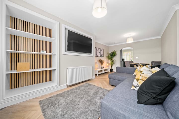 Comfortable 2-bed Airdrie Home - Motherwell