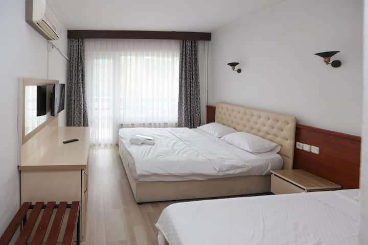 ÖZsoy Otel -Balkonlu ŞEhir Manzaralı 3 Kişilik Oda - Edremit, Balıkesir