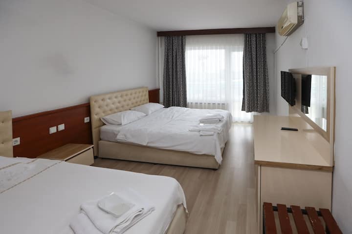 ÖZsoy Otel - Üç Kişilik ŞEhir Manzaralı Oda - Akçay
