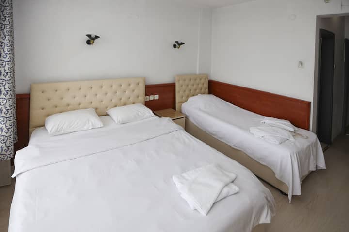 ÖZsoy Otel - Üç Kişilik Deniz Manzaralı Oda - Akçay