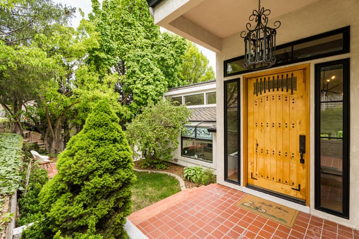 Treetop Castle *Sleeps 16+* - Boise