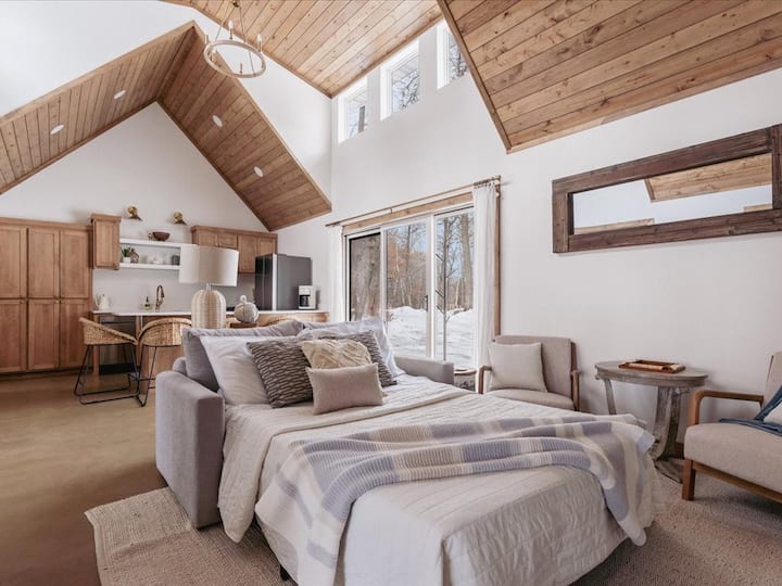 Cozy Lake Stay! Hot Tub, Firepit, Games & Kayaks - Minnesota