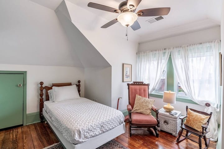 Twin Bed In Historic Byrd House - Columbia, SC
