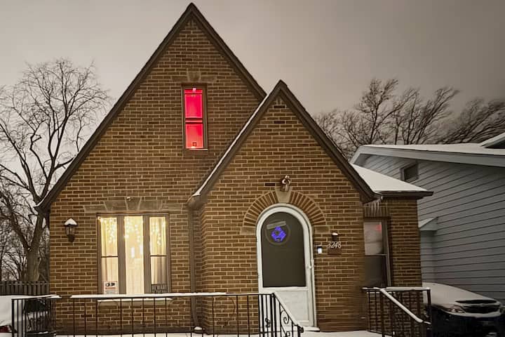 A Cozy Home Called Little Castle - Cleveland, OH