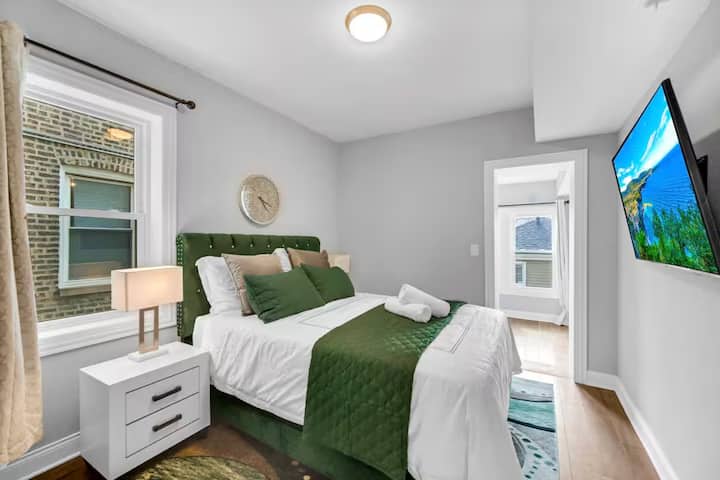 Spacious & Comfortable 4-bedrooms - Sleeps 10! - Brookfield, IL