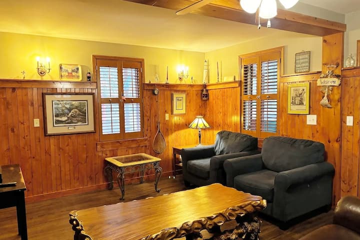 Cottage On The Lake - Cumming, GA