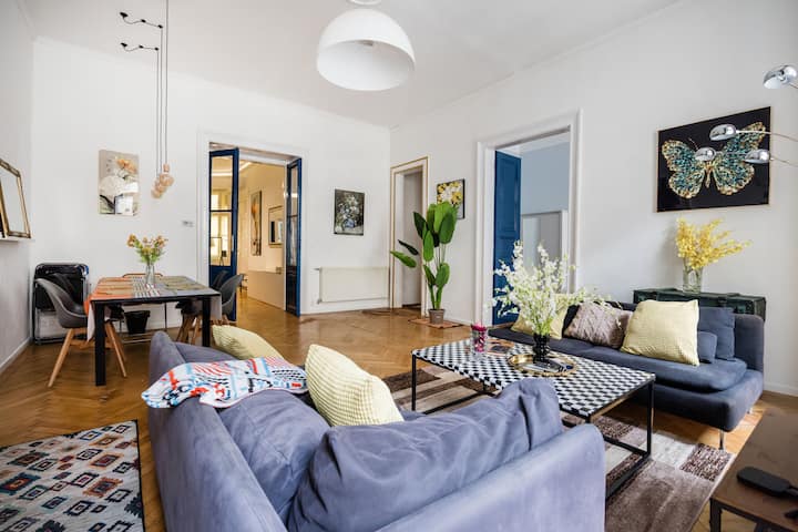 Bright & Grand With 4 Bedrooms By New York Cafe - Budapest