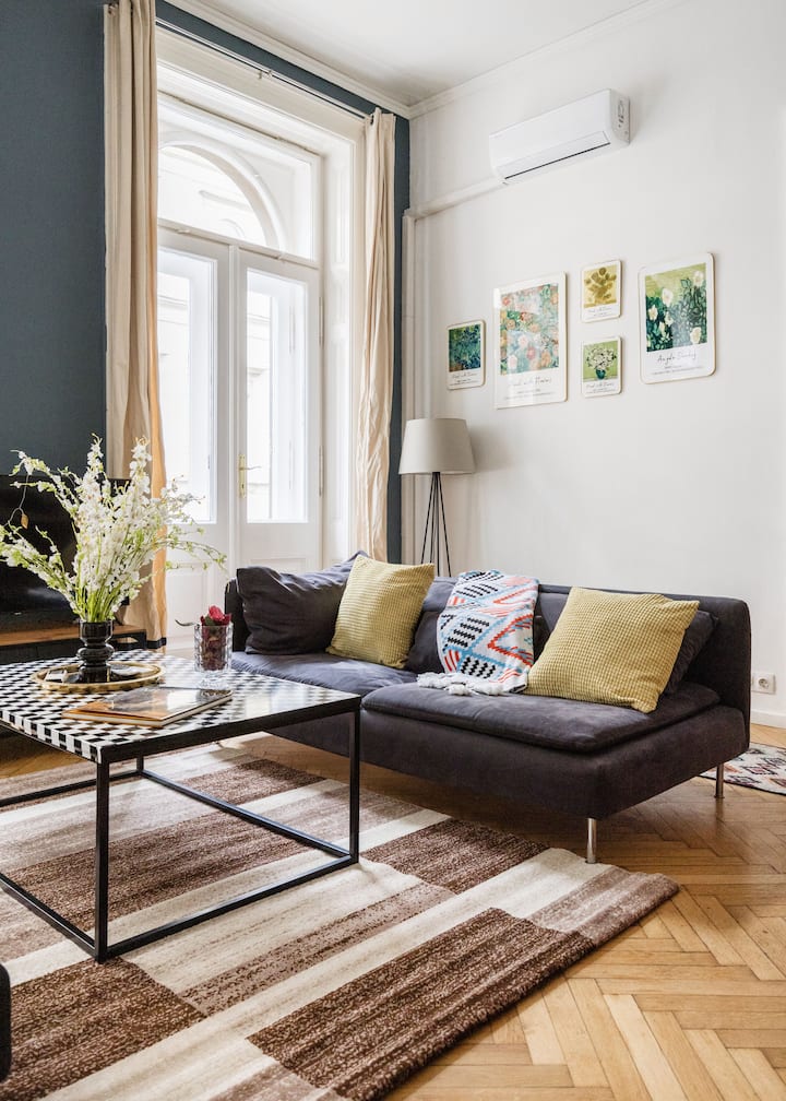 W Home•4br Apartment Near New York Café•pool Table - Hungary