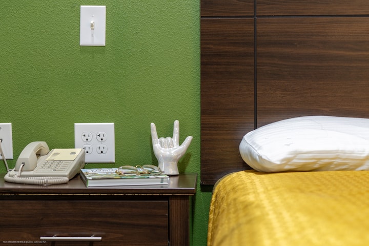 Budget King Room - Cedar Park, TX