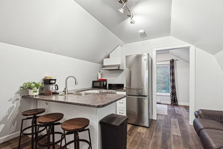 Quiet And Rural Apartment In The Country - North Saanich