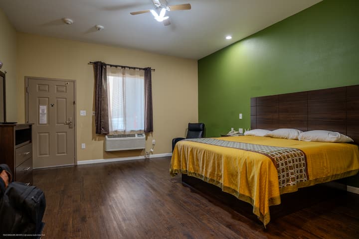 Deluxe King Room - Cedar Park, TX