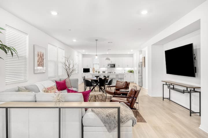 Lux New Townhome Resort Setting Pool Gym Location! - Manhattan Beach, CA
