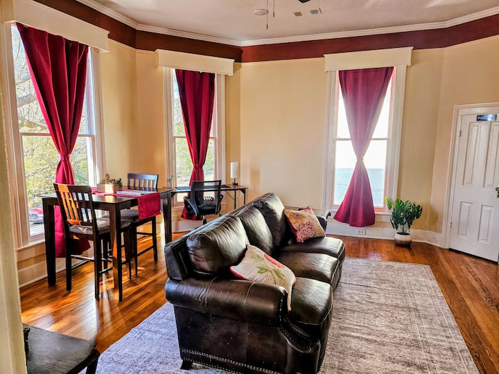 Upstairs Victorian 1bdr Queen Bed - Montgomery, AL