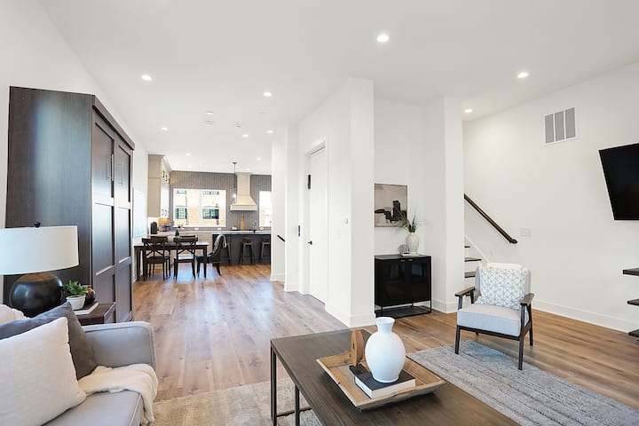 Downtown Luxury | Chatham-arch Boho-style Townhome - Indianapolis, IN