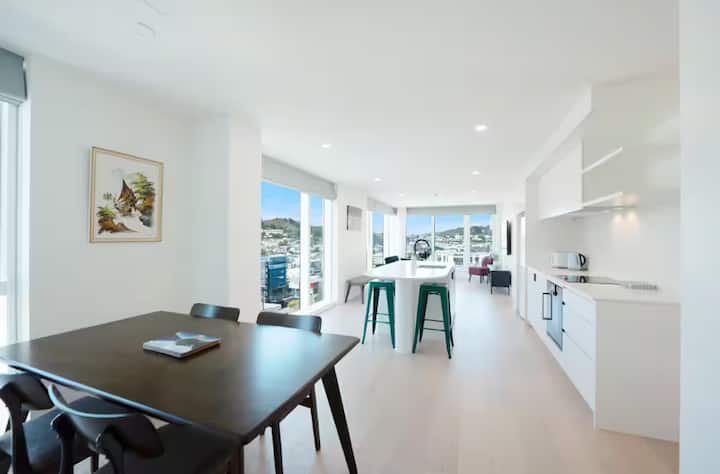 Pure Luxury With Views, Pool And Gym- Brand New! - Wellington, New Zealand
