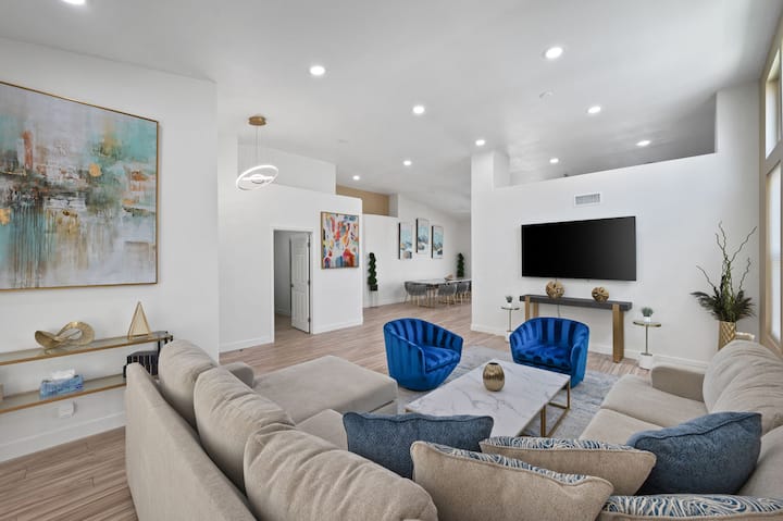 Resort Style Retreat - Pool & Spa, Game Room, Bbq - Palm Springs, CA