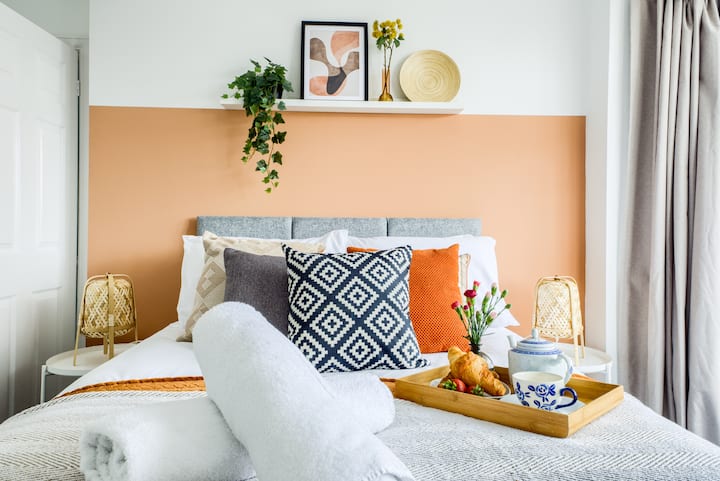 Beautiful 4 Bedroom House, Sleeps 8. Park 2 Cars. - Coventry