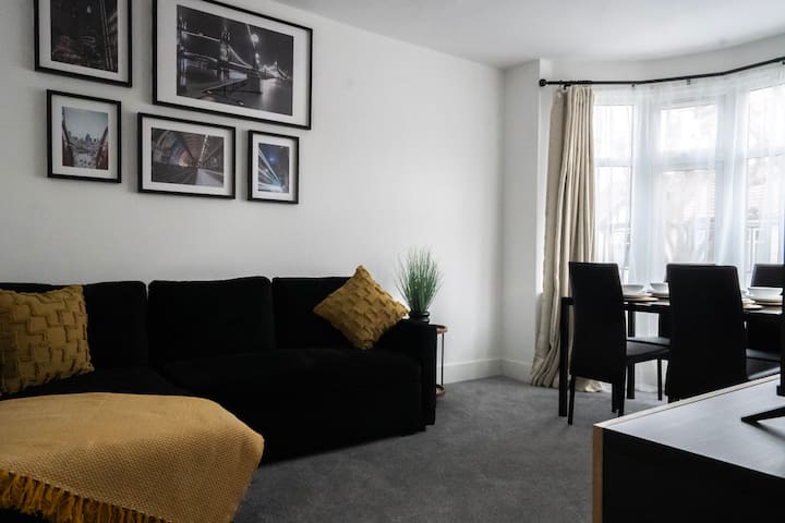 Bright 2-bed Flat With Skylight Attic Room - Ilford