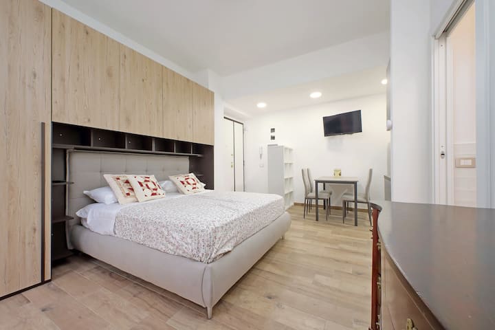 Bright Apartment Wth Big Balcony - Roma