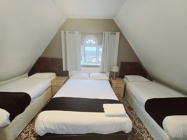Standard Family Room For 4 | Kingswood Hotel - Marlow