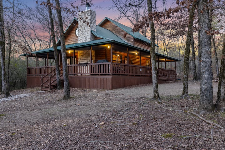 Hot Tub, Arcade Games & Fire Pit - Broken Bow, OK
