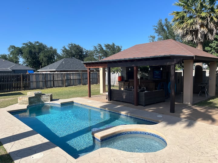 Modern 2br Home W/ Pool & Grill - Edinburg, TX