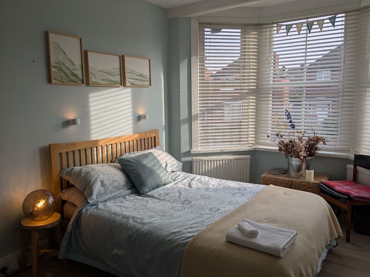Artistic Seaside Retreat - Westgate-on-Sea