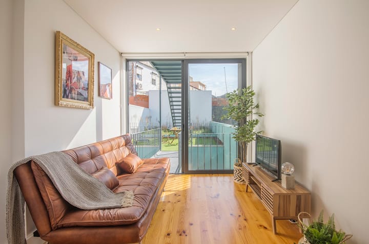 Centered Flat With Outdoor Space - Porto