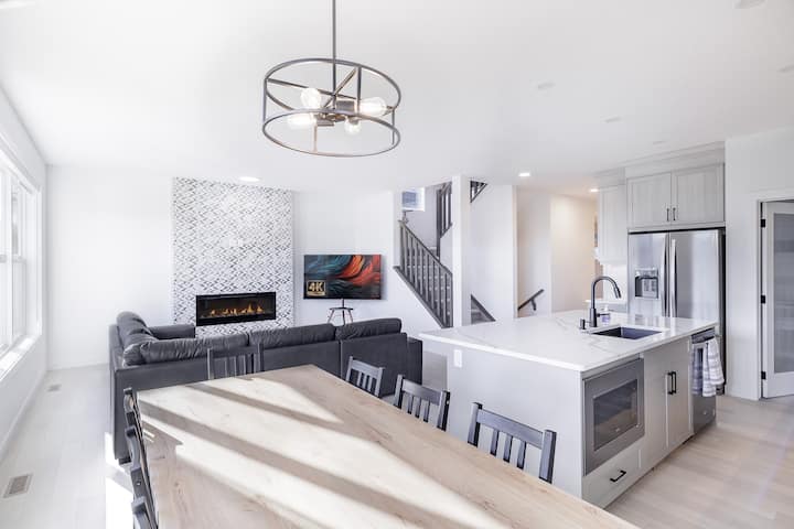 Banff Nearby: Spacious 7-bedroom Retreat For 15 - Cochrane