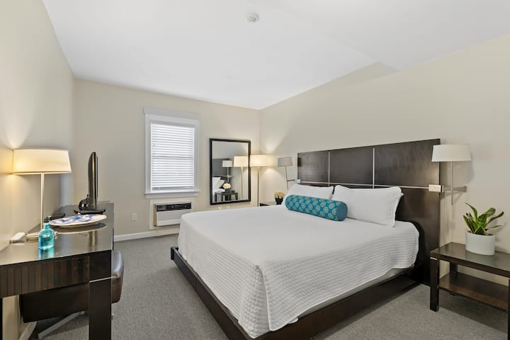 Spacious 2-bedroom King Suite - Comfort & Style - Falmouth, MA