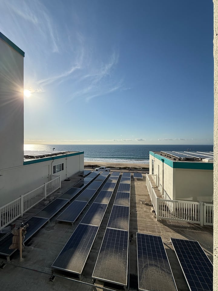 Oceanfront 1 Br Oasis W/ Parking - Redondo Beach, CA