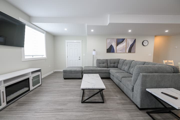 2 Bed 2 Bath Suite | 3 Tvs | Free Wifi - Grande Prairie
