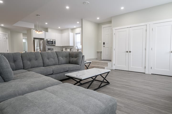 2-bed 2-bath | 3 Tvs | Free Wifi | Full Kitchen - Grande Prairie