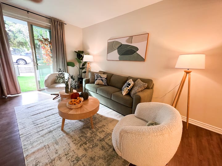 Sunny Encino Oasis W/ Patio, Parking, & Laundry - Los Angeles, CA
