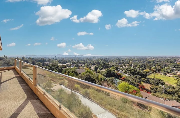 Peaceful Panoramic View Hillside Retreat House - San Dimas, CA
