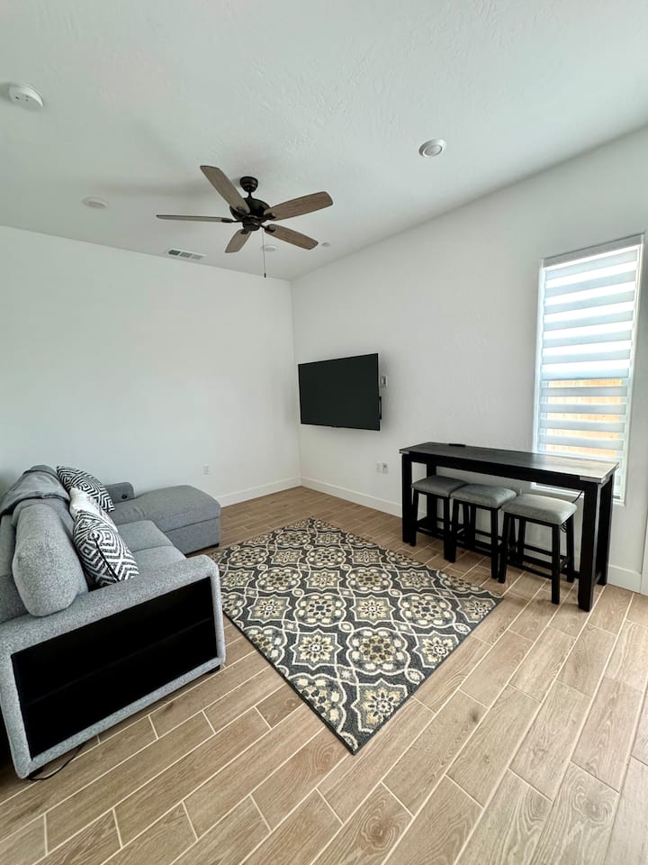 Cozy Private Guest Suite With Kitchenette - Visalia, CA
