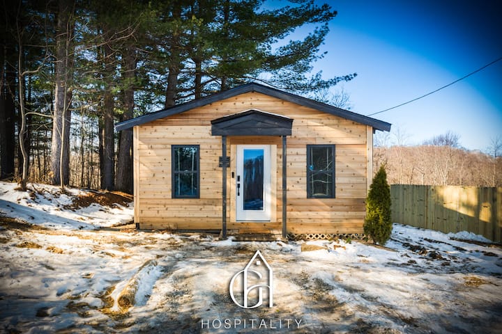 Pine Hills Cottage + Hot Tub I Fire Pit - Logan, OH