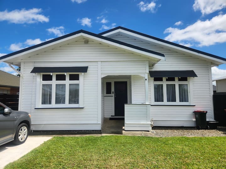 Elegant 3 Bedroom Home, Walking Distance To Arena - Palmerston North