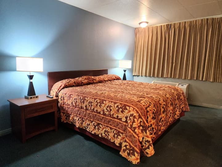 King Bed Smoking | Executive Inn By Oyo Queenvill - Mena, AR