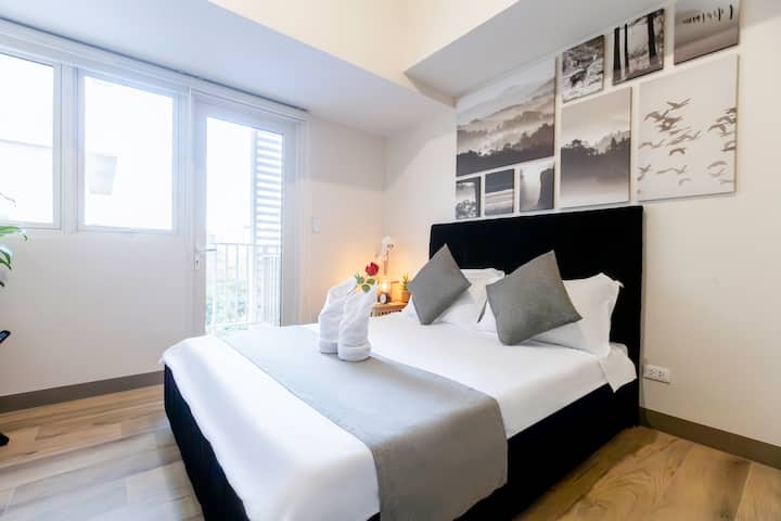 Luxury 1br W/ Fast Wi-fi Can Walk To Venice Mall - Taguig