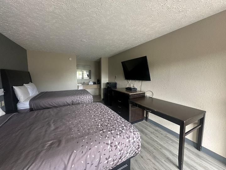 2 Queen Bed Smoking | Regal Inn Guntersville - Guntersville, AL