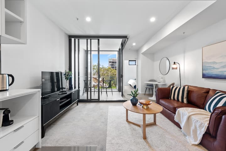 Resort-style Living! ~ 1bed/1bath/1car - South Brisbane Station