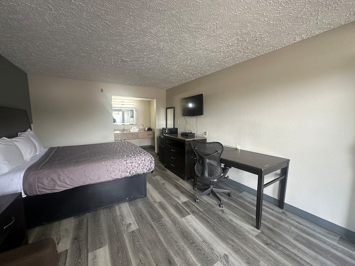 King Bed Non-smoking | Regal Inn Guntersville - Guntersville, AL